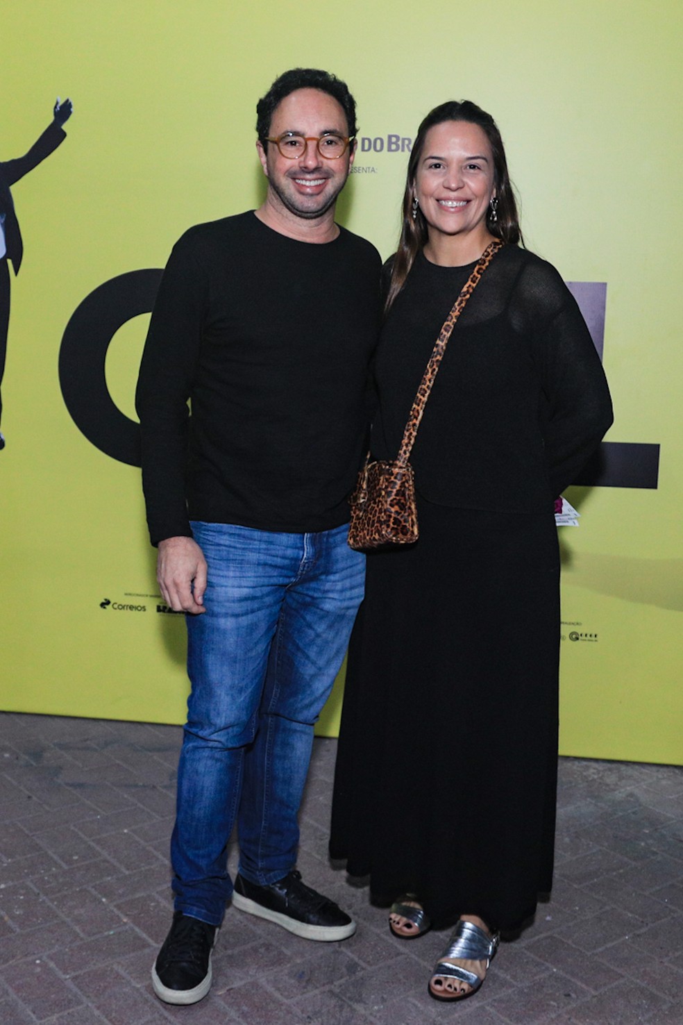 Repórter da Globo Pedro Bassan faz aparição rara com a esposa