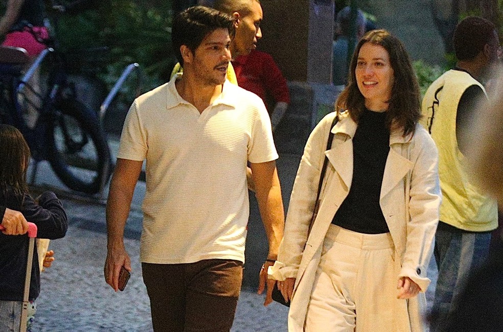 Nathalia Dill e marido são clicados em tarde de compras no Leblon
