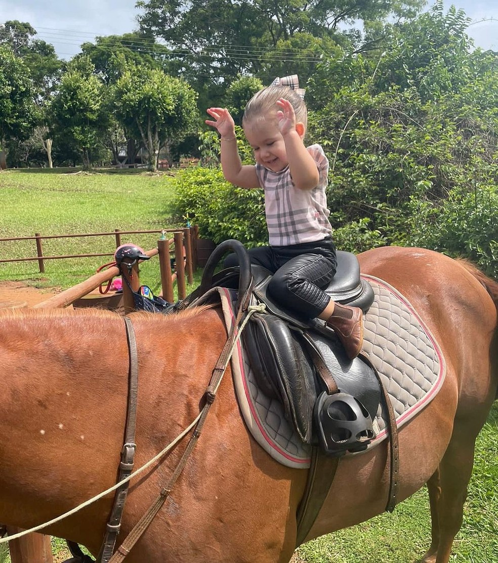 Virginia Fonseca baba por cliques de Maria Alice em aula de hipismo