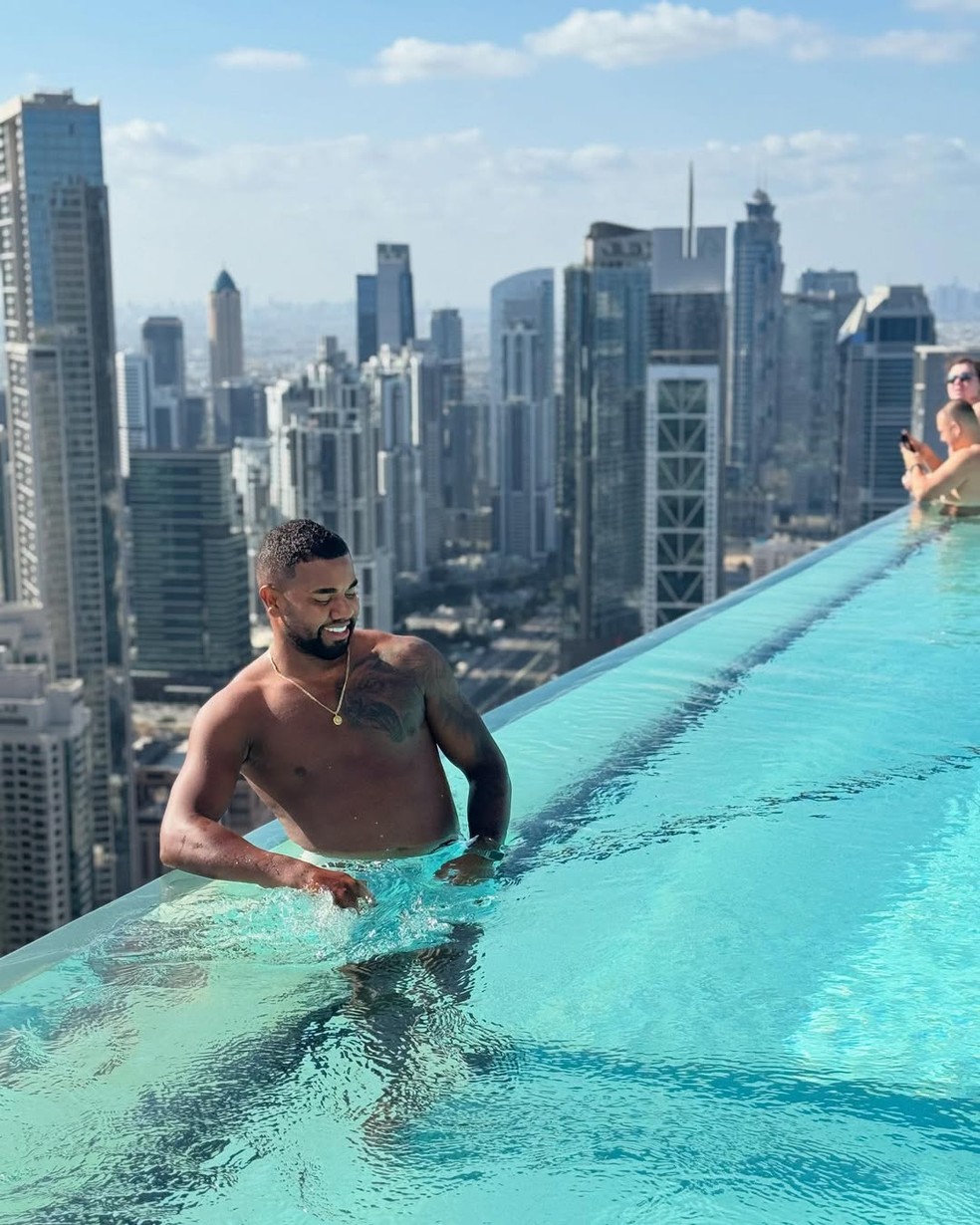 Campeão do BBB 24, Davi Brito ostenta em viagem por Dubai; fotos