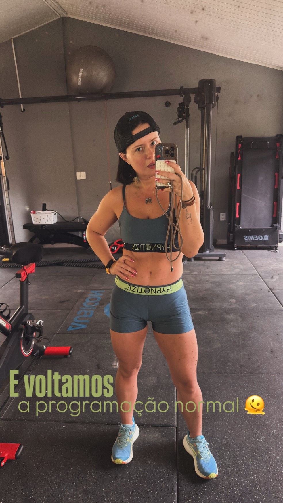 Mari Bridi mostra pernas e abdômen torneados em treino na casa da mãe ...
