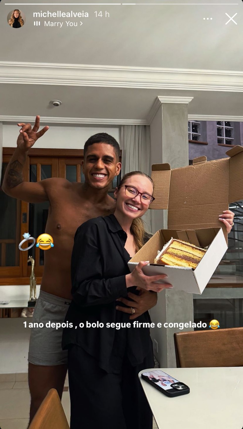 Gaab e esposa celebram tradição do 1º ano de bodas com fatia de bolo ...