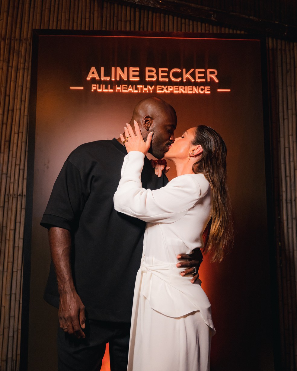 Rafael Zulu leva filho a evento no Rio e troca beijos com a mulher