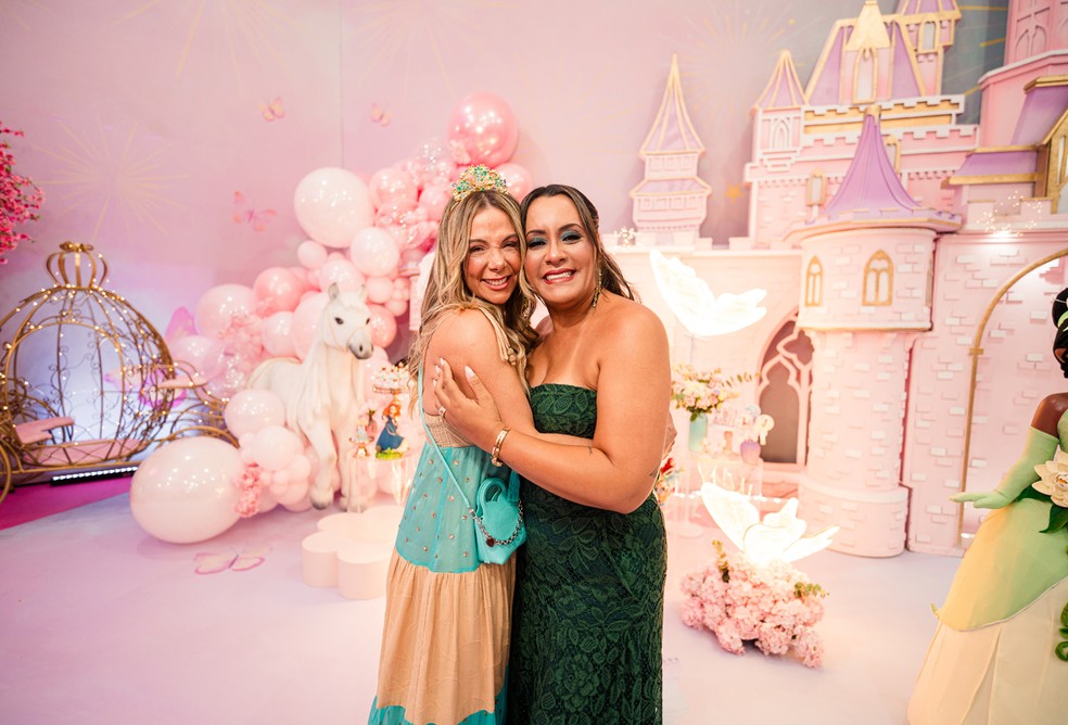 Cantor Péricles e Lidiane celebram os 5 anos da filha Maria Helena; fotos