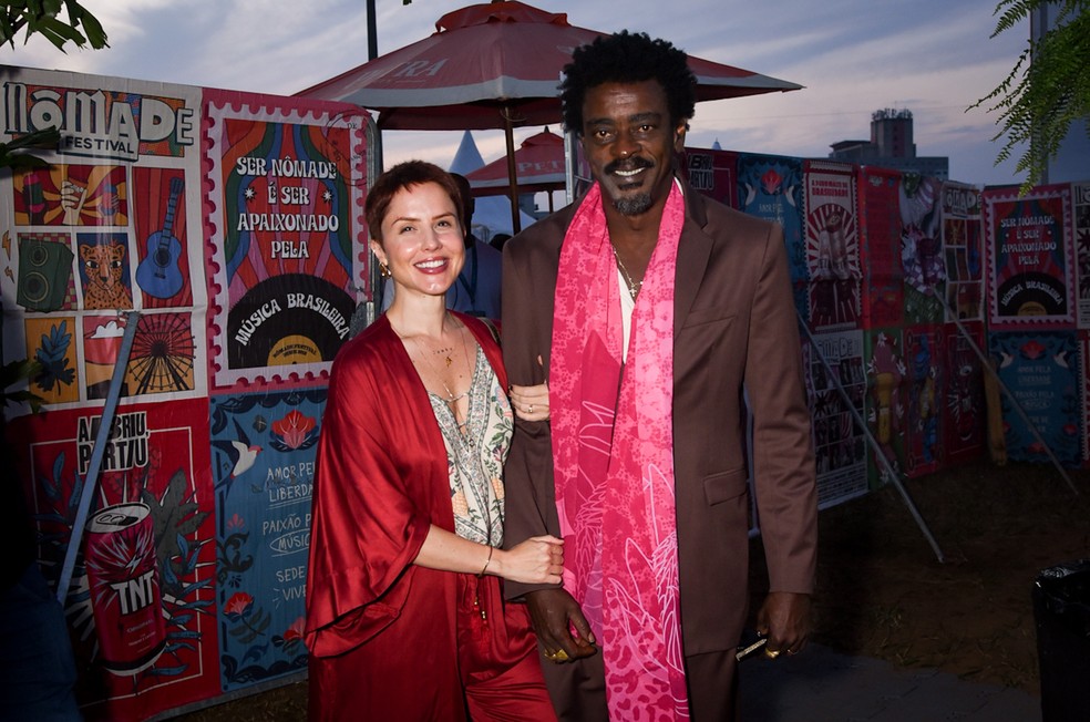 Seu Jorge prestigia show da filha, Flor, em seu primeiro festival em ...