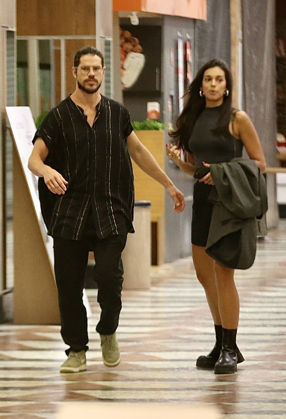 José Loreto e ex-BBB Alane Dias são vistos deixando teatro juntos no Rio