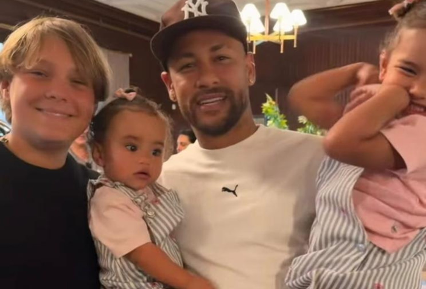 Neymar aproveita dia de folga da Copa do Mundo ao lado dos filhos