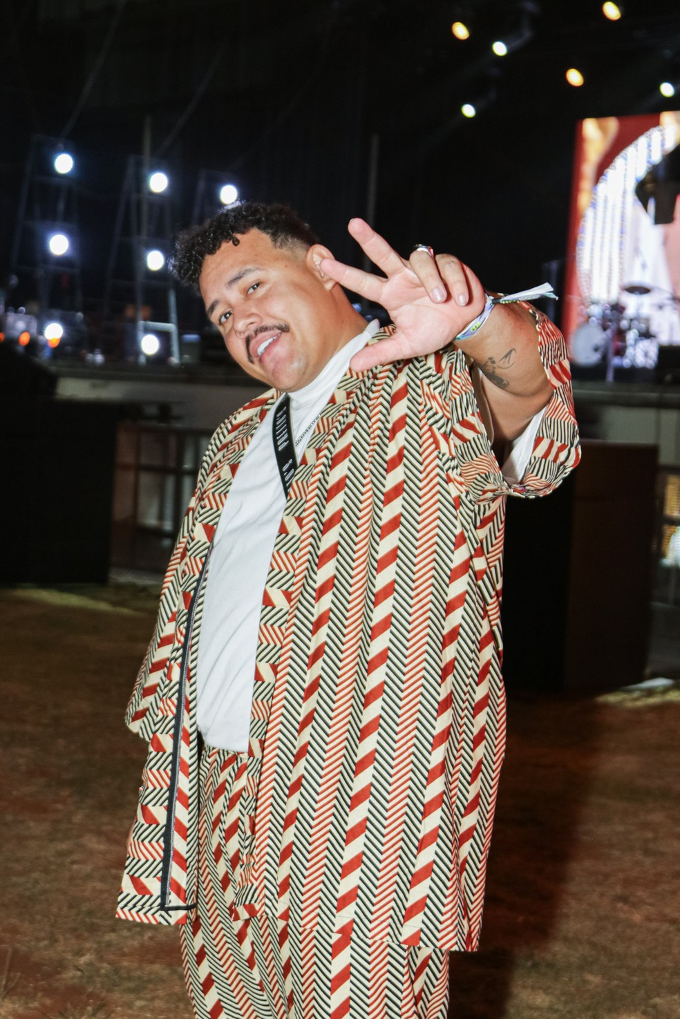 Lucas Buda posa sorridente após ser criticado por affair, prima de MC Binn