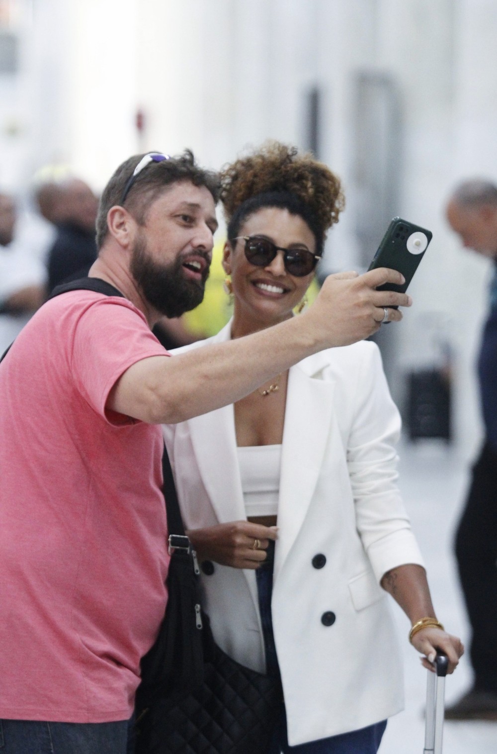 Sheron Menezzes desembarca no Rio com bolsa de mais de R$ 30 mil; fotos