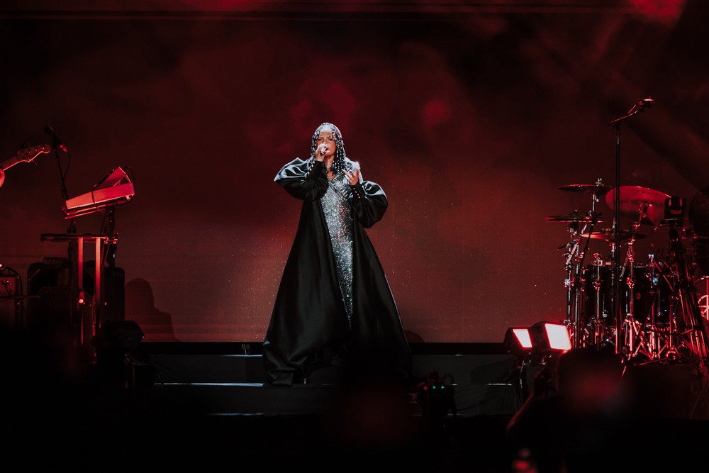 Alicia Keys declara seu amor a São Paulo e convida IZA para repetir dueto