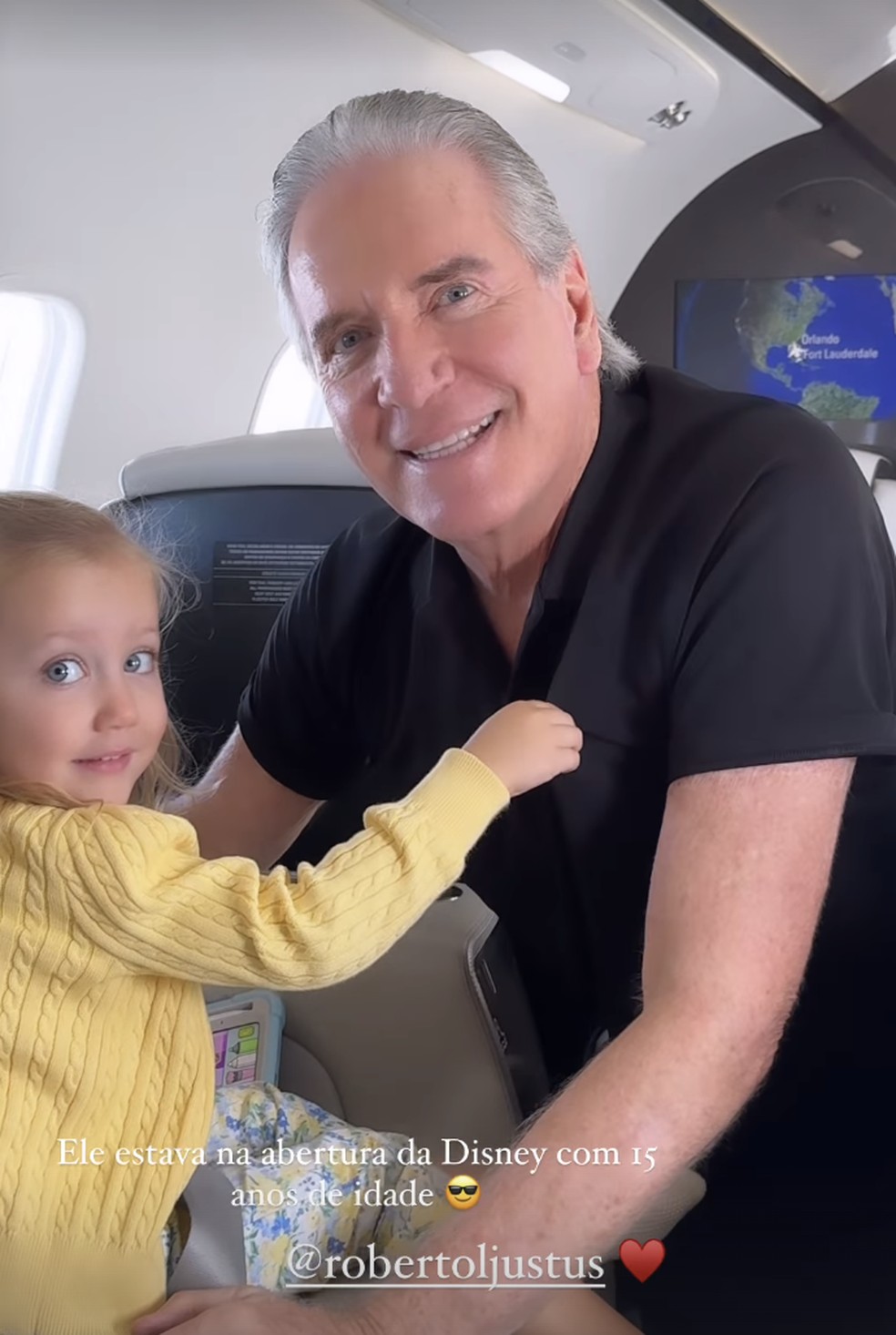 Roberto Justus chega de jatinho em Orlando após curtir praia em Miami