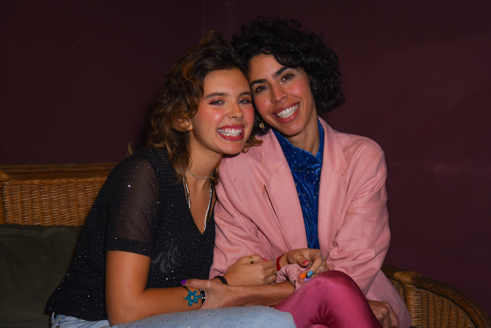 Flor Gil se apresenta em São Paulo com presença da namorada e da família