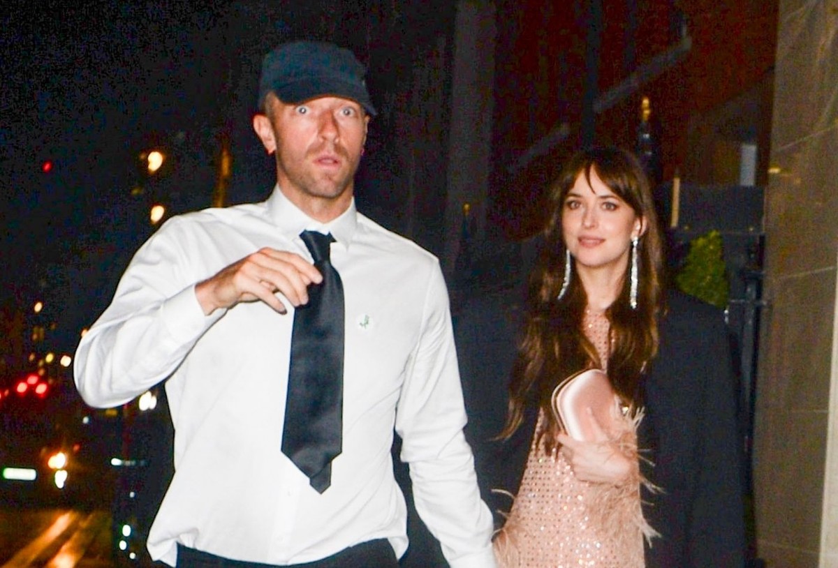 Chris Martin E Dakota Johnson Terminam Noivado Após 7 Anos De Relacionamento