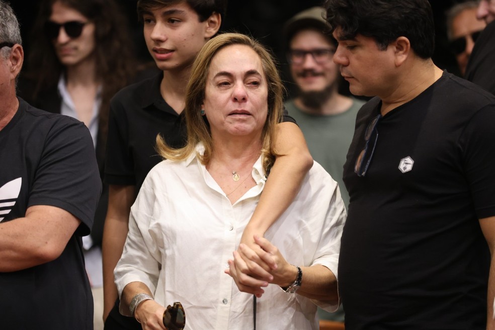 Cissa Guimarães se emociona em velório do ex-marido Paulo César Pereio