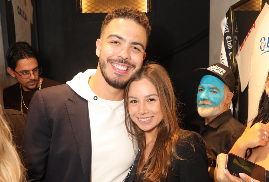 Discreto, Ronald, primogênito de Ronaldo, troca beijos com a namorada; fotos