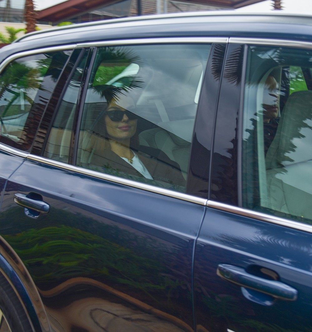 Sorridente, Isis Valverde embarca com Marcus Buaiz rumo à lua de mel na Itália