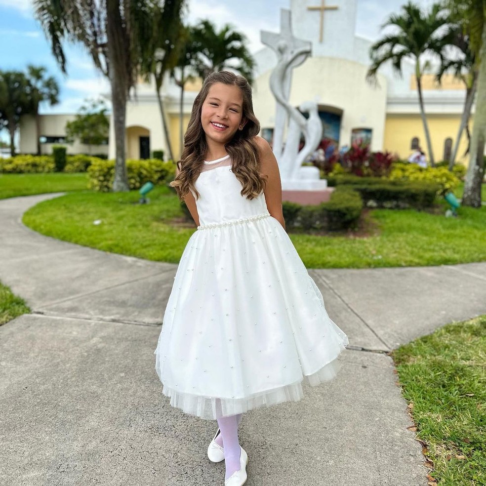 Bianca Castanho compartilha cliques da Primeira Comunhão da filha; veja