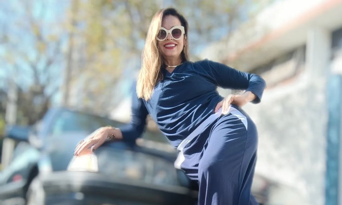 Suzy Rêgo posa com seu carro de 1995: 'Potência'