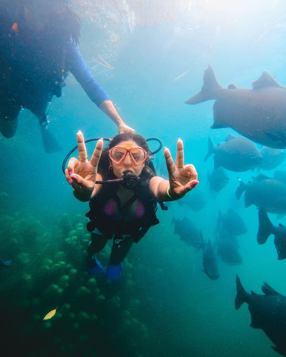 Ex-BBB Paula Freitas faz mergulho e flutuação em Goiás com influenciador