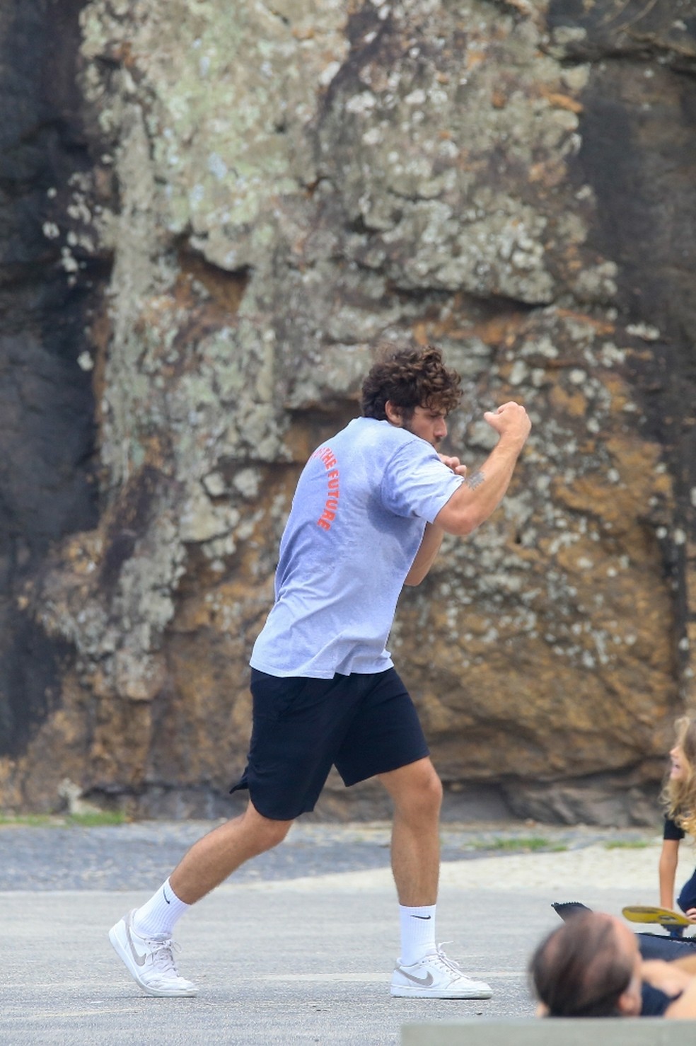 Chay Suede treina boxe ao ar livre em Ipanema
