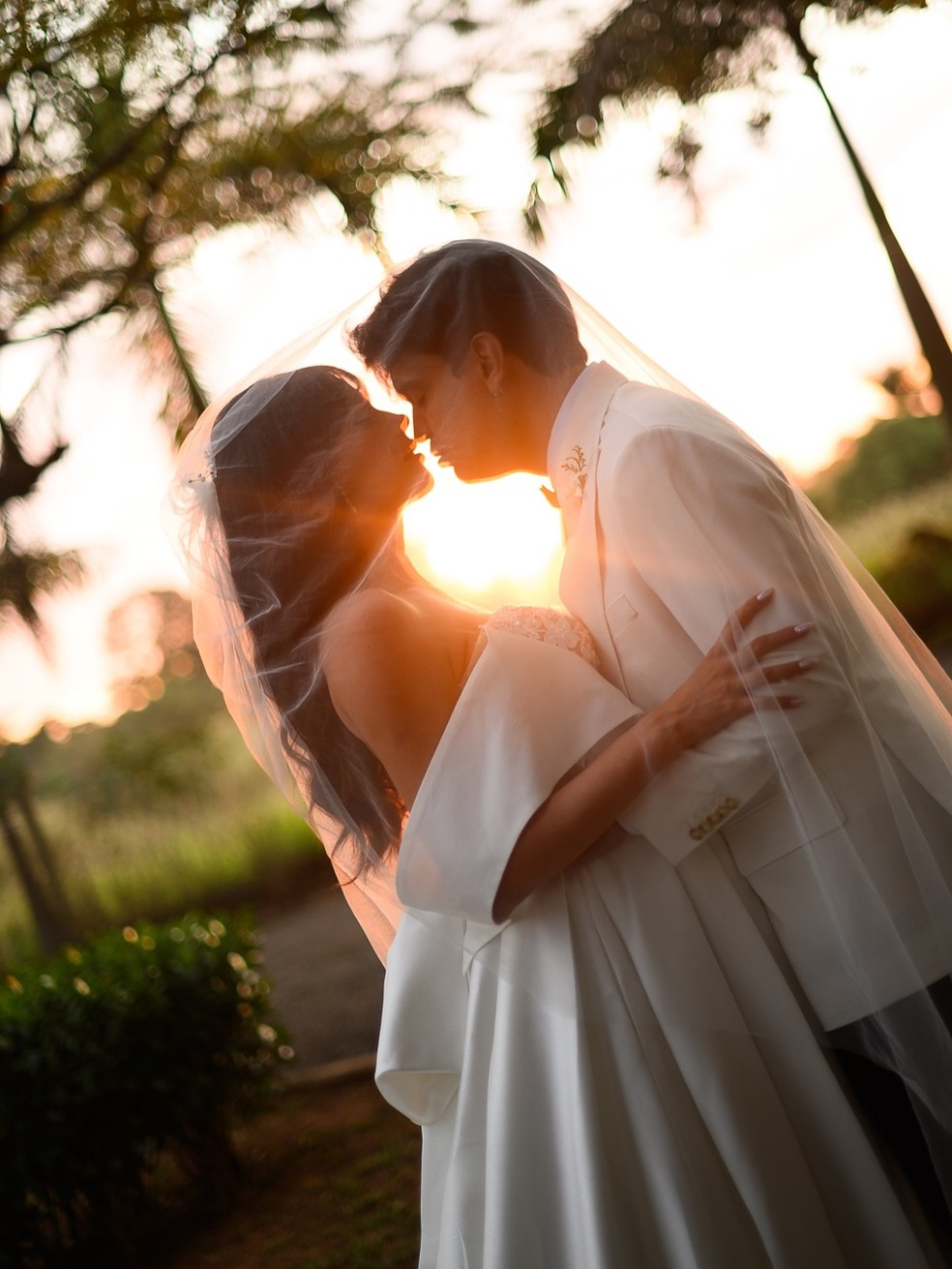 Com noiva grávida, influenciador Gusta se casa e reúne famosos em festa