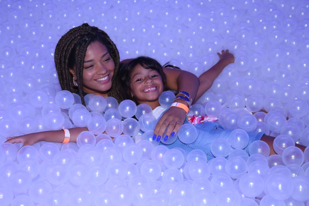 Sheron Menezzes, Débora Nascimento e mais levam filhos à exposição ...