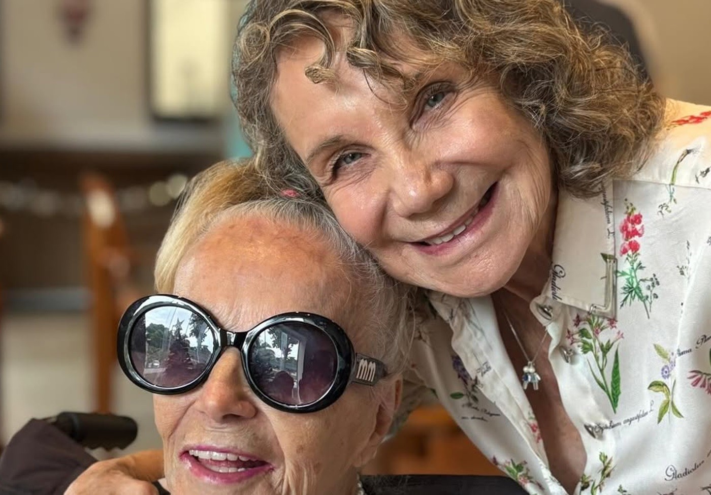 Íris Bruzzi recebe a visita de Sylvia Massari no Retiro dos Artistas