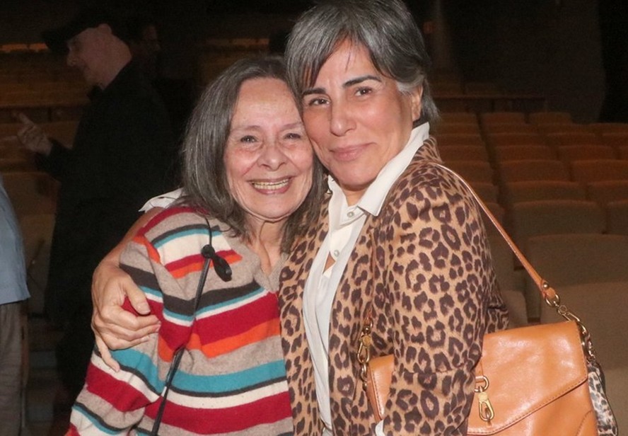 Amigas de décadas! Gloria Pires prestigia Débora Duarte no teatro