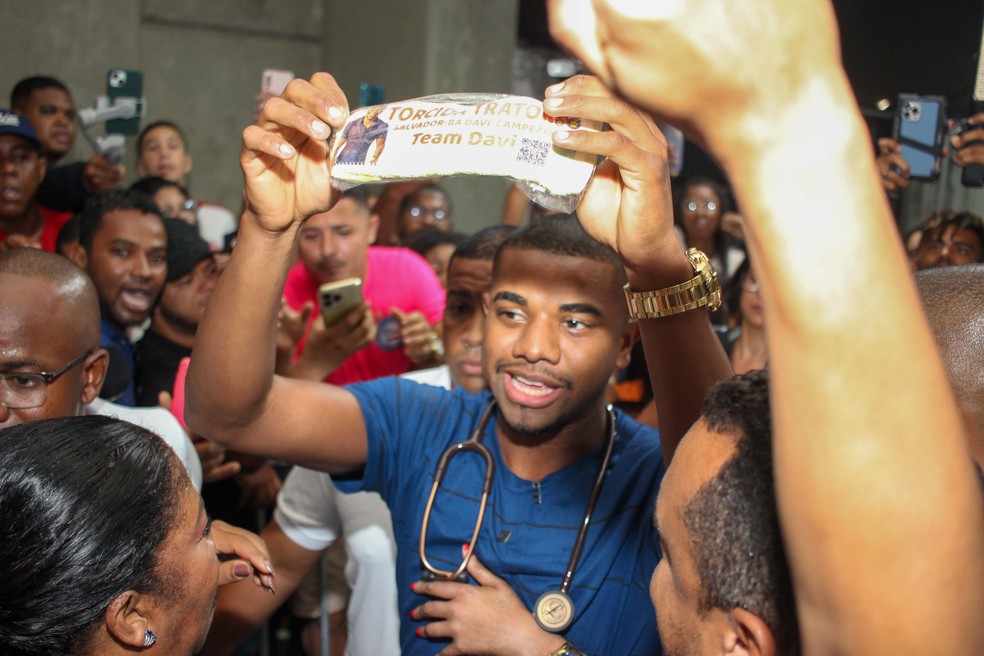 Davi, campeão do BBB 24, desembarca em Salvador e atrai multidão de fãs