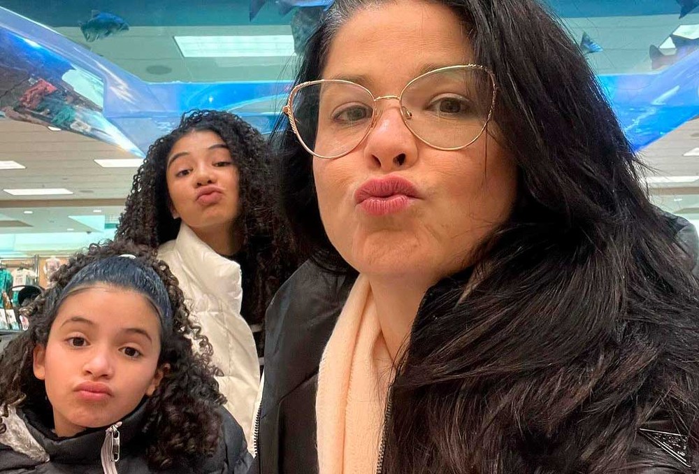 Samara Felippo posta com a caçula e ironiza haters: 'Fingida'