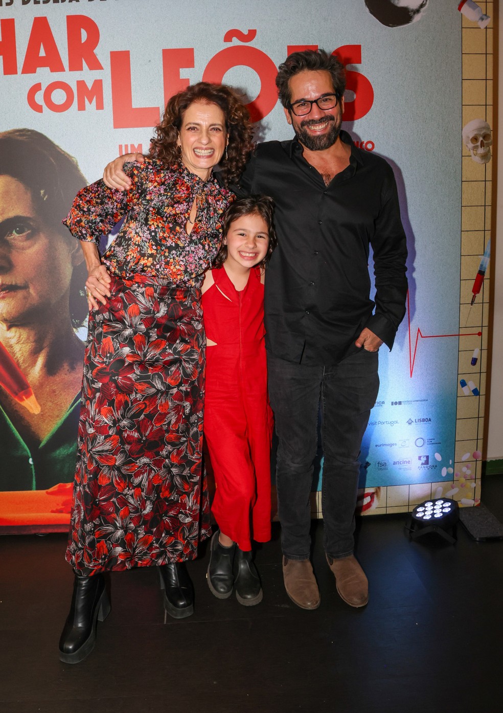 Denise Fraga lança filme com aparição rara do filho e da nora; fotos