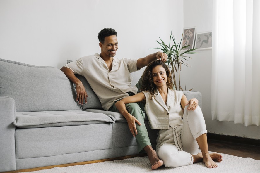 Galã de 'Volta por Cima', Pedro Caetano é pai, padrasto e noivo: 'Sou um canceriano raiz'