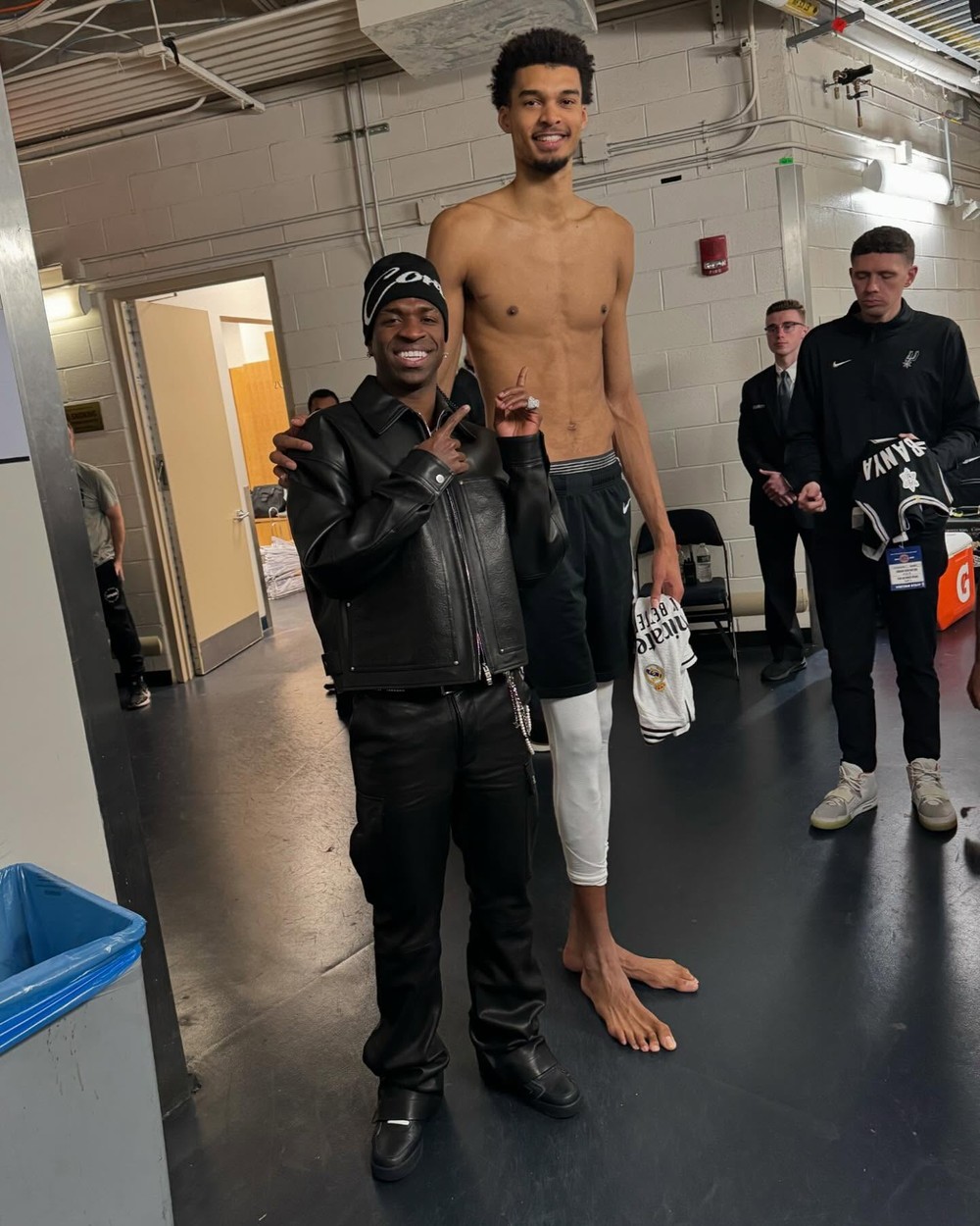 Vini Jr. curte balada com Rihanna e tieta astros da NBA em NY; veja fotos