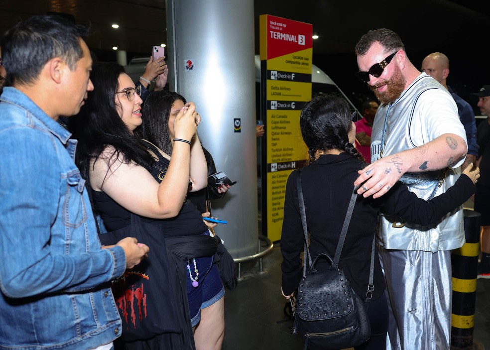 Após show no Lollapalooza, Sam Smith posa com fãs em aeroporto ao ...