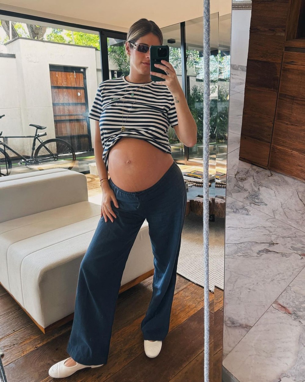 Shantal mostra barriguinha e revela quanto engordou na 3ª gravidez