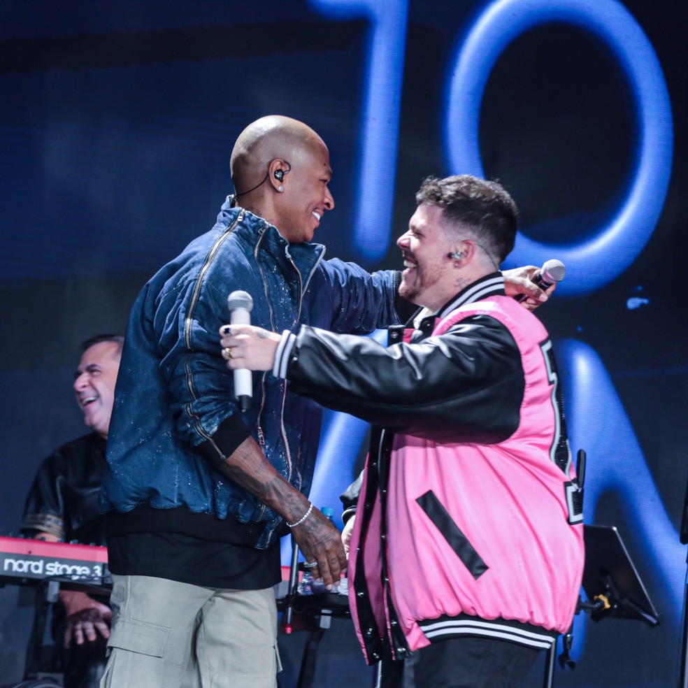 Ferrugem recebe a mulher e as filhas ao gravar DVD pelos 10 anos de ...