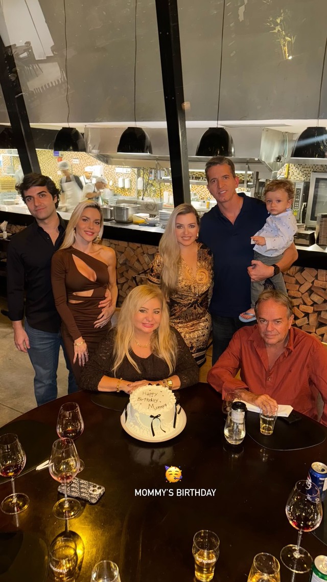 Monique Alfradique reúne o namorado bilionário, pais e irmã no aniversário da mãe