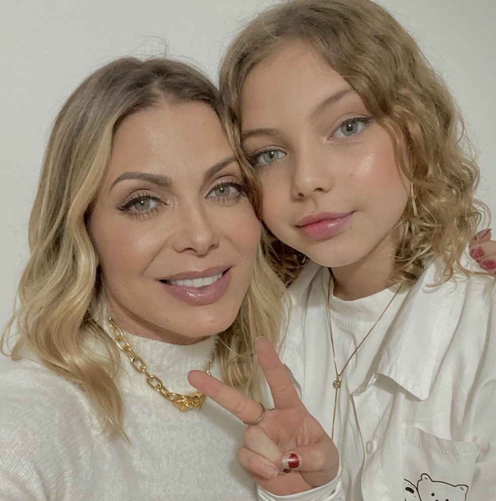 Aos 12, filha de Sheila Mello impressiona por altura e semelhança com a mãe