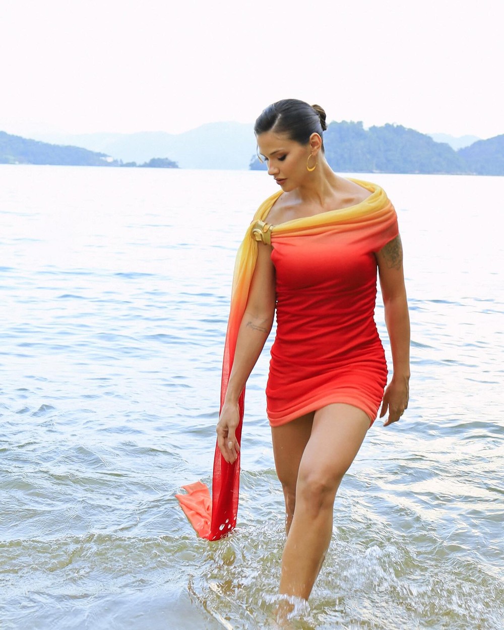 Andressa Suita usa vestido de R$ 15 mil para ensaio na praia com os filhos