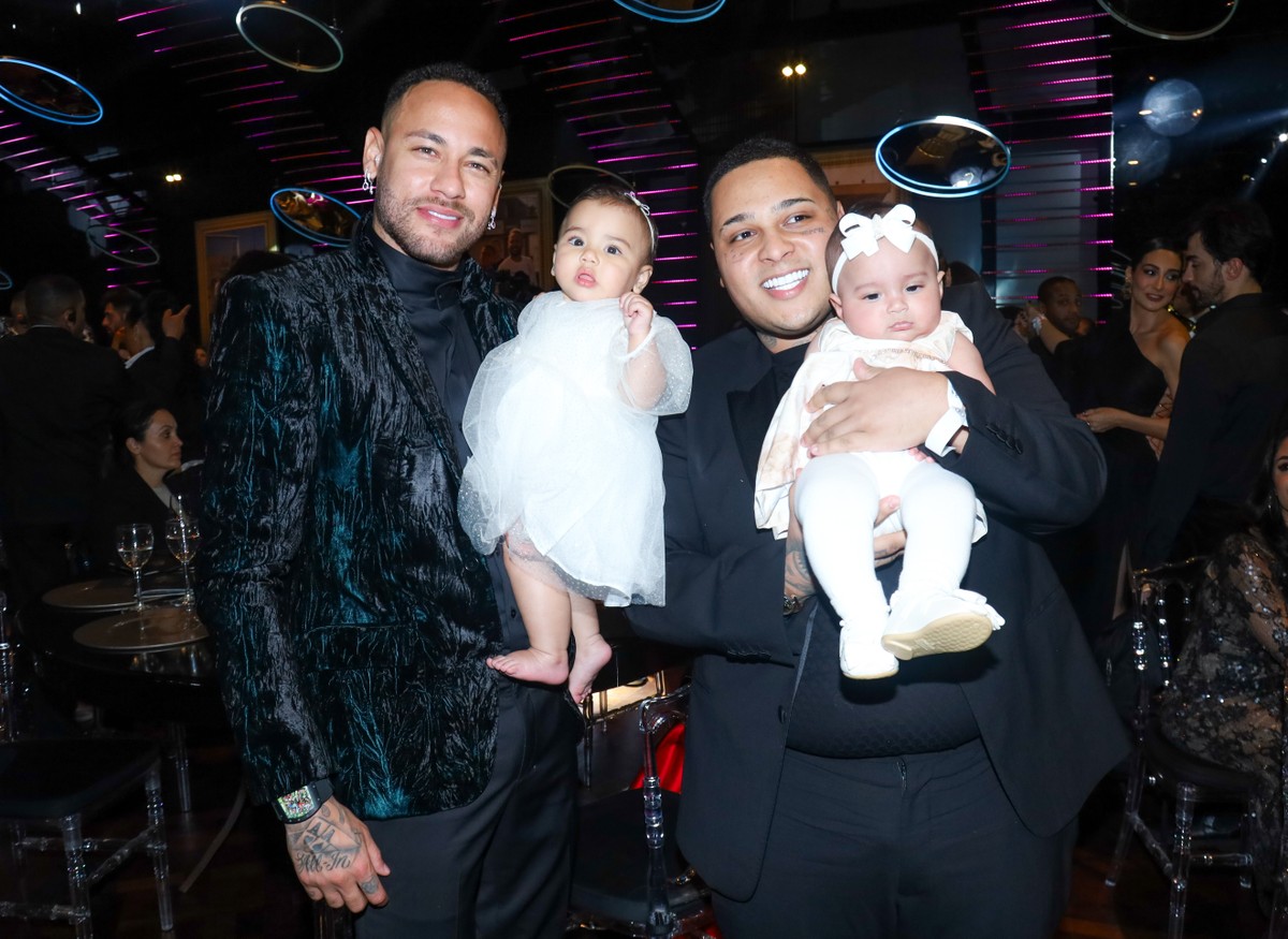 Neymar e MC Ryan SP reúnem as filhas em leilão beneficente