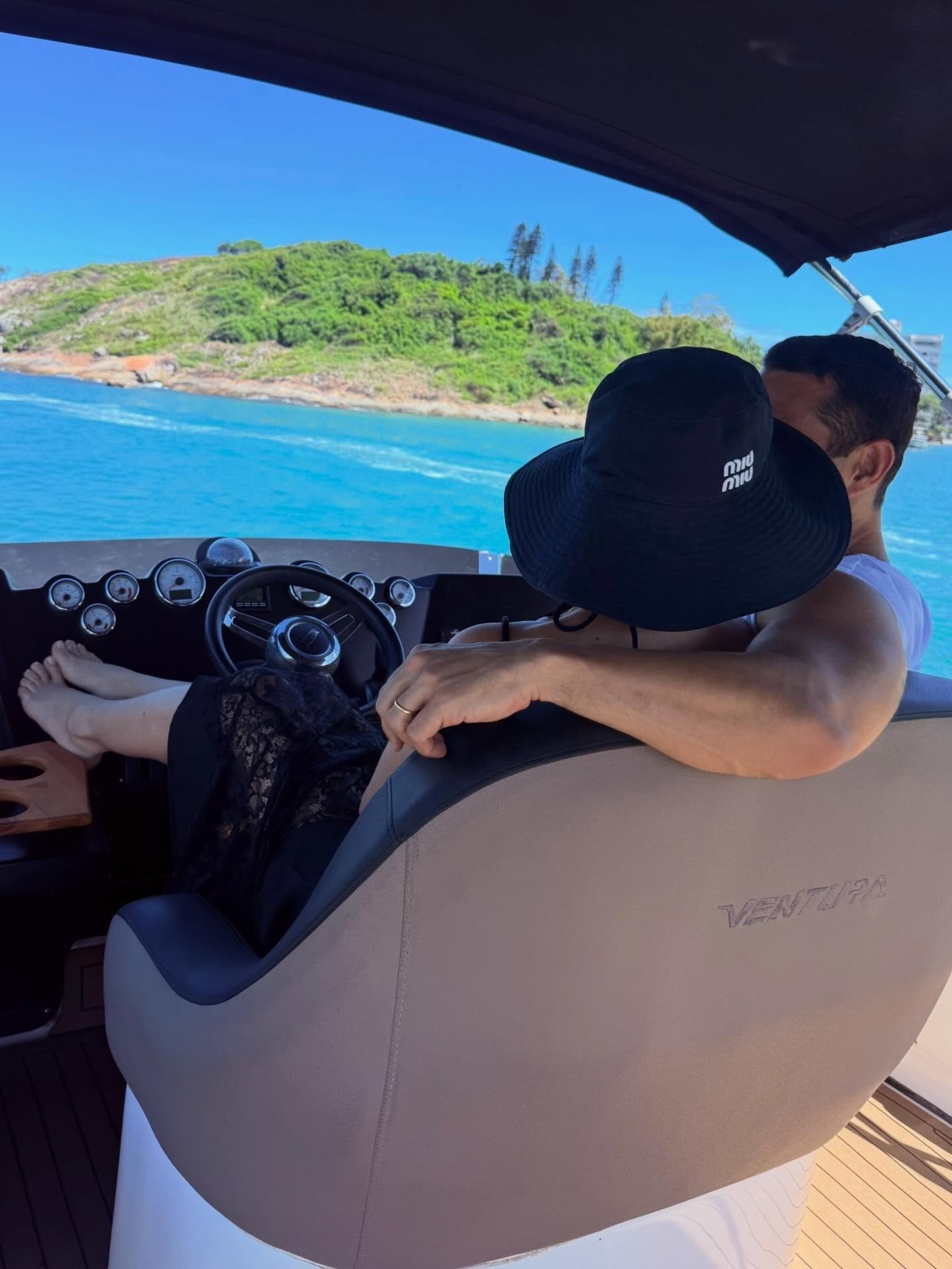 Isis Valverde abre álbum de viagem de fim de ano com Marcus Buaiz e os ...