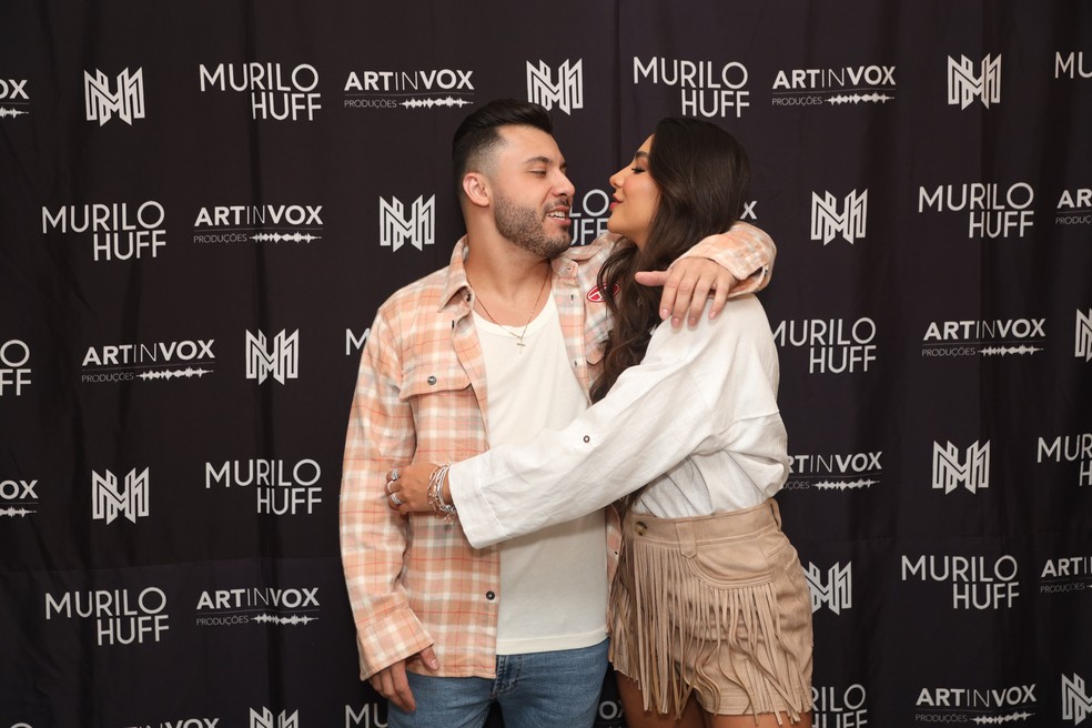 Murilo Huff e Gabriela Versiani trocam beijos nos bastidores de show do cantor; veja