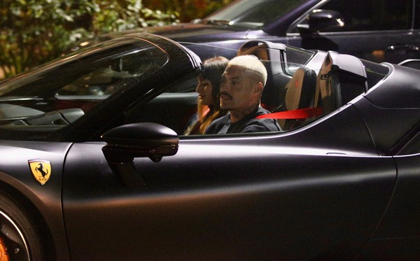 Filipe Ret passeia com a namorada, Agatha Sá, em Ferrari de mais de R ...