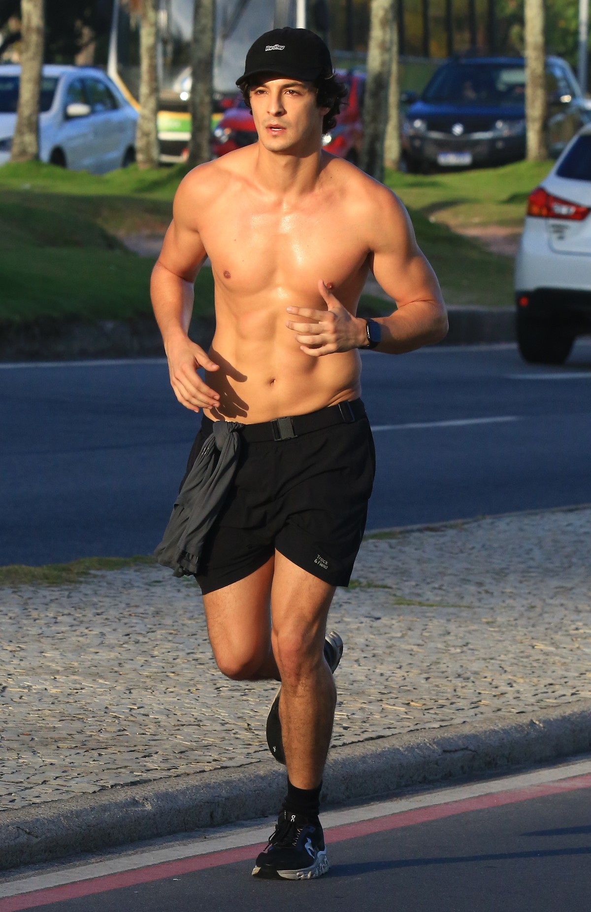 Pedro Waddington, o Tiago de 'Vale Tudo', corre sem camisa na orla do ...