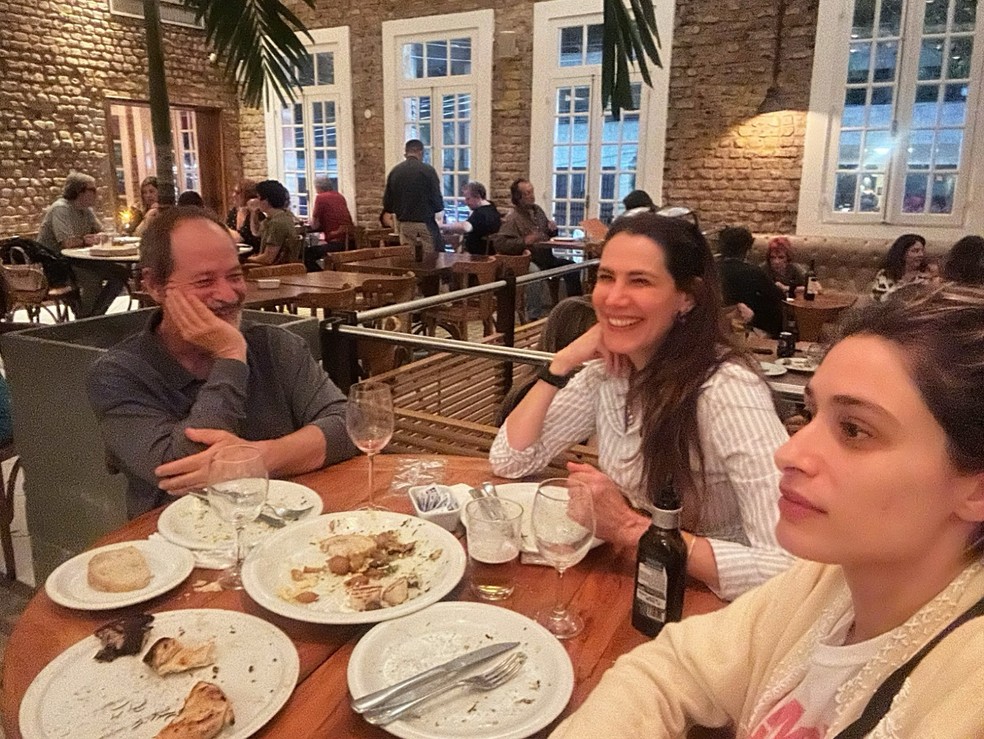 Luisa Arraes posta foto rara com os pais, Guel Arraes e Virginia Cavendish