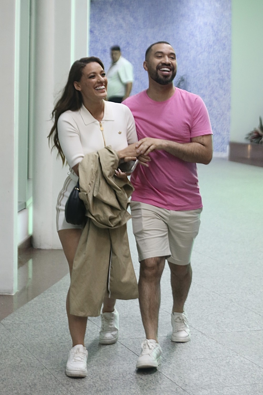 Beatriz Reis e Gil do Vigor se divertem em aeroporto ao serem ...
