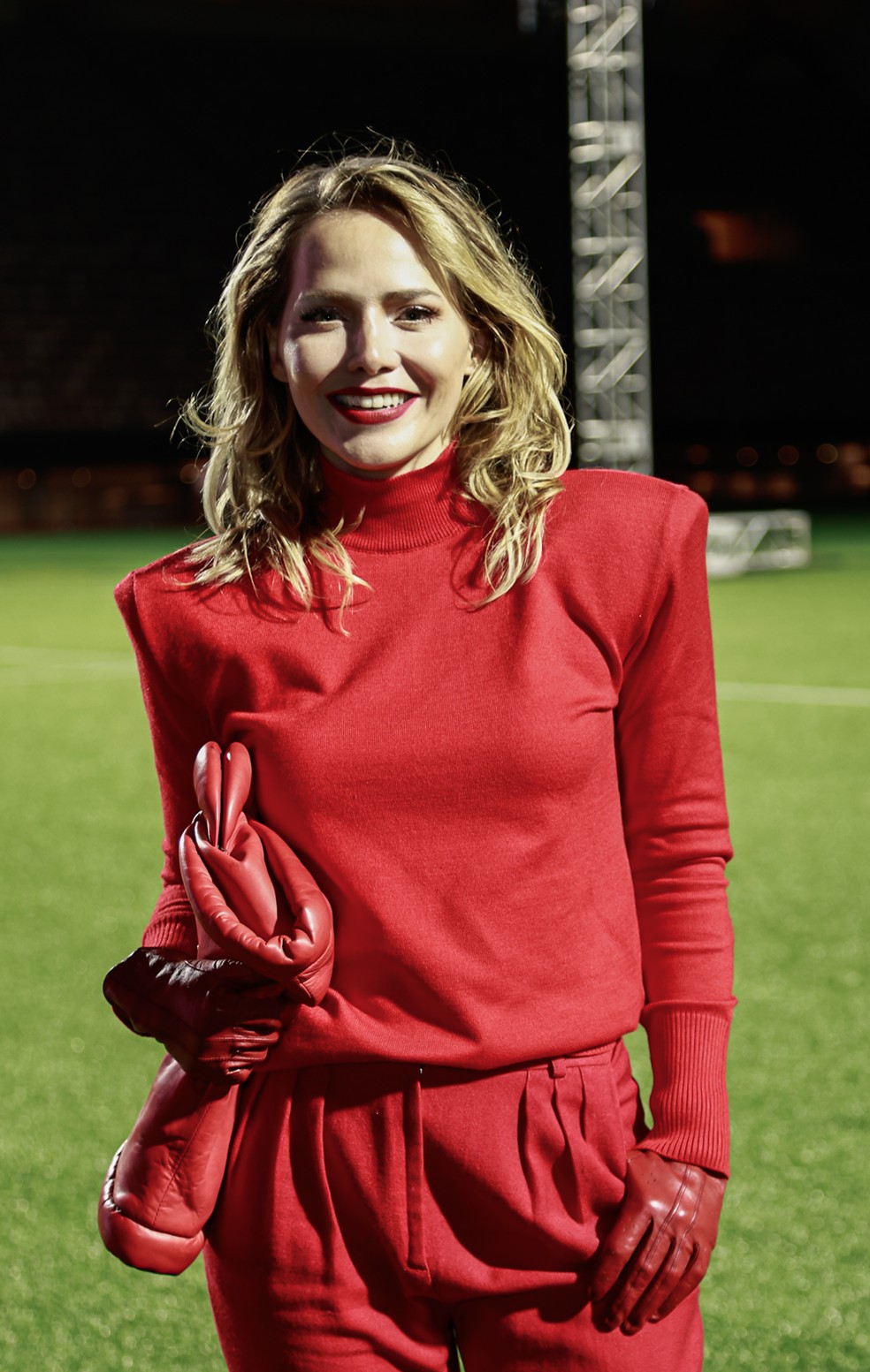 Marcelo D2 canta no desfile da PIET, que encerra o SPFW, no Pacaembu