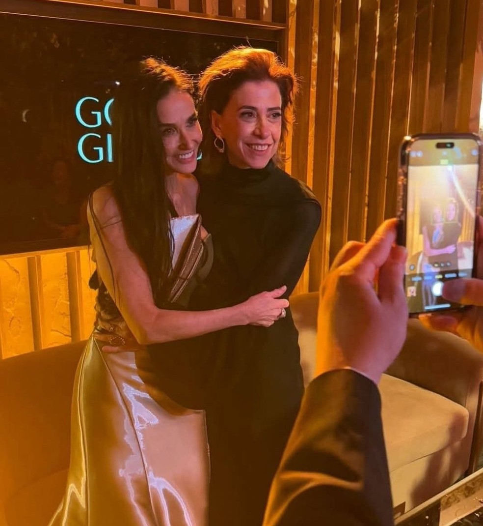Globo de Ouro: Fernanda Torres e Demi Moore se abraçam após conquistas ...