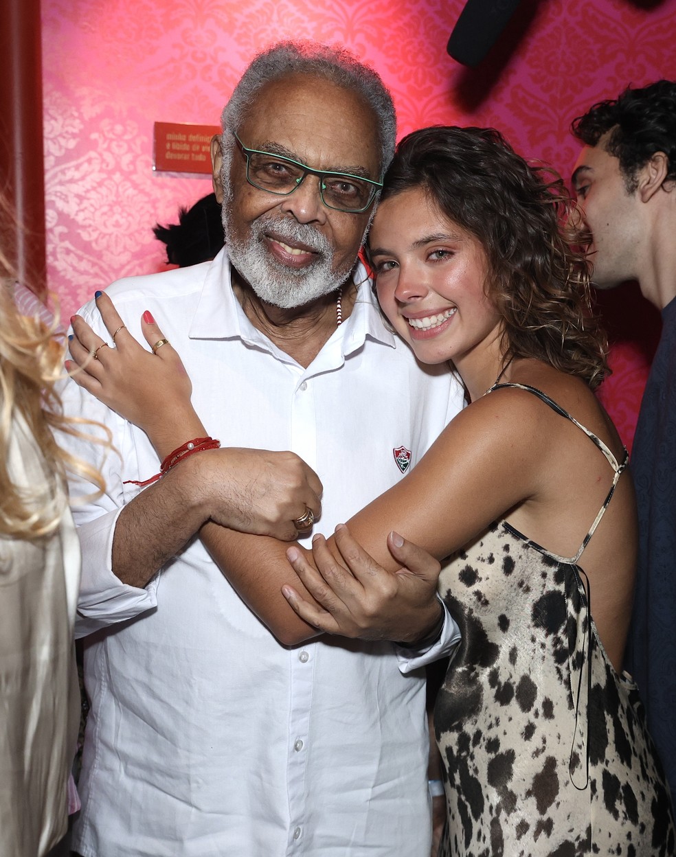Flor Gil lança novo trabalho com o avô, Gilberto Gil, na plateia