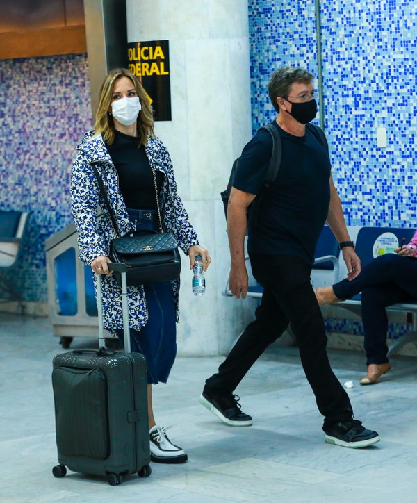 Em dia de anúncio dos BBBs, Boninho e Ana Furtado desembarcam no Rio